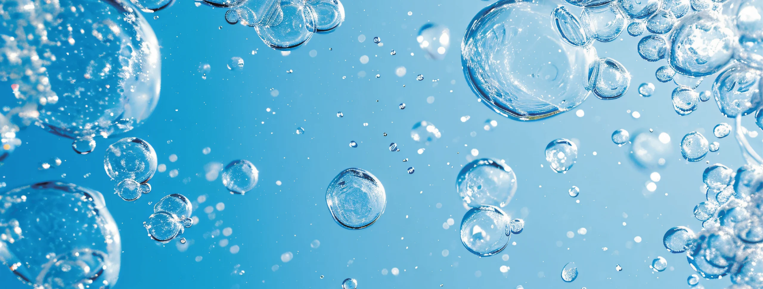 Sinais de que o cloro do chuveiro resseca o cabelo - Blog Ada Tina